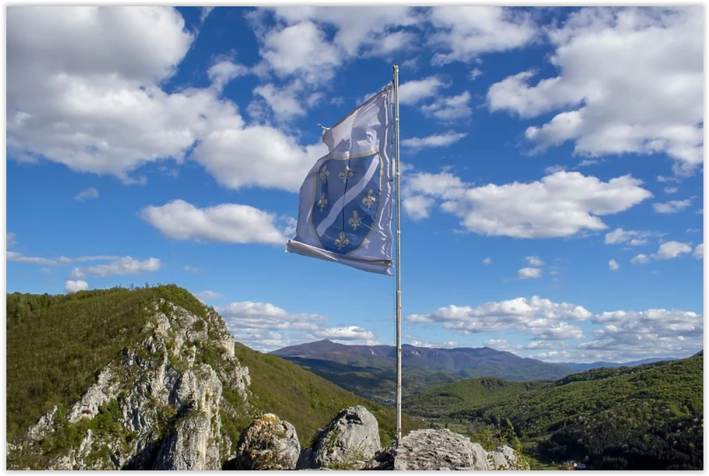 Na današnji dan 1992. godine usvojena prva zastava i grb Republike ...