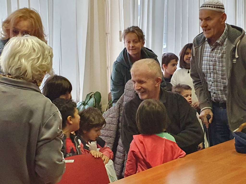Penzioneri darovali novogodišnjim paketićima djecu bez roditeljskog ...