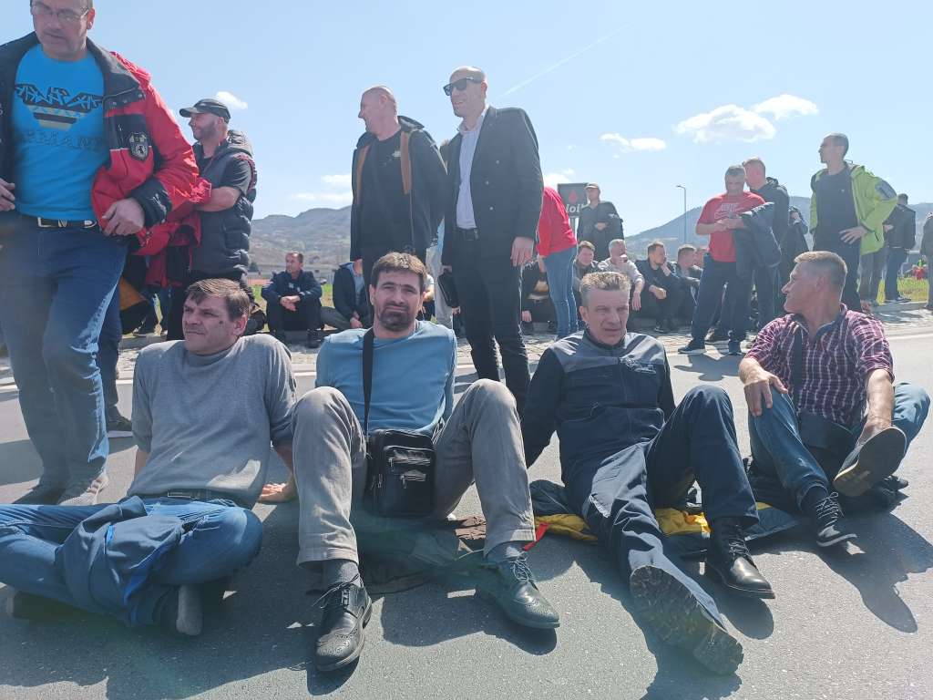 Zenički rudari prekinuli blokadu M-17, radnički neposluh se nastavlja ...