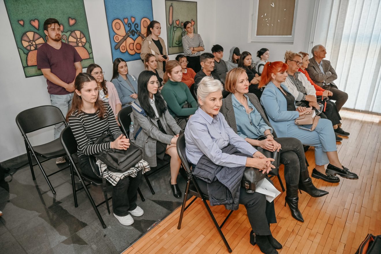 Muzikoterapija- 02 prvi red s lijeva na desno Ramiza Milkunic, Asja ...