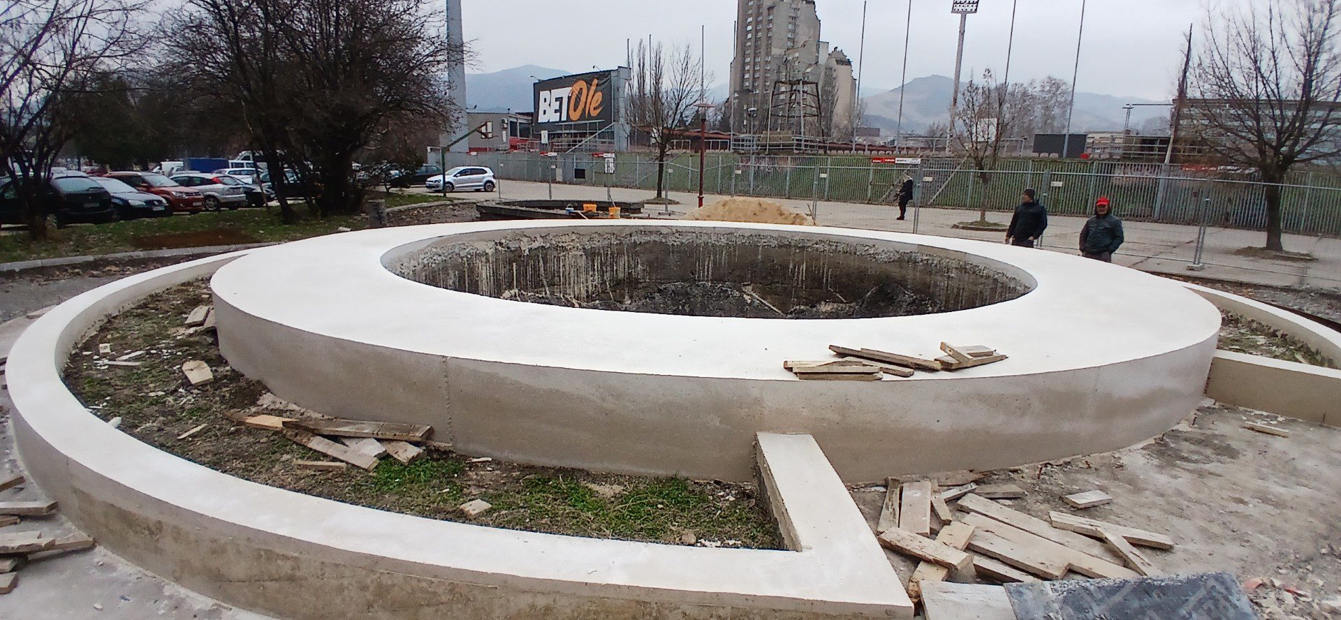 U toku radovi na uređenju zelenih površina na platou kod sjeverne ...