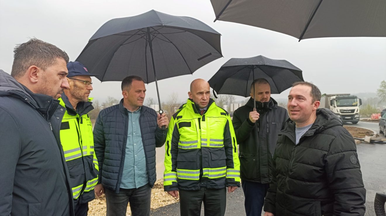 Premijer Pivić obišao Doboj Jug koji je najviše pogođen poplavama u ZDK ...
