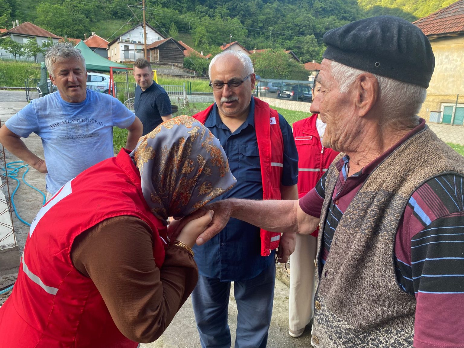 Crveni polumjesec Turske i Mostovi prijateljstva BiH podijelili tonu ...