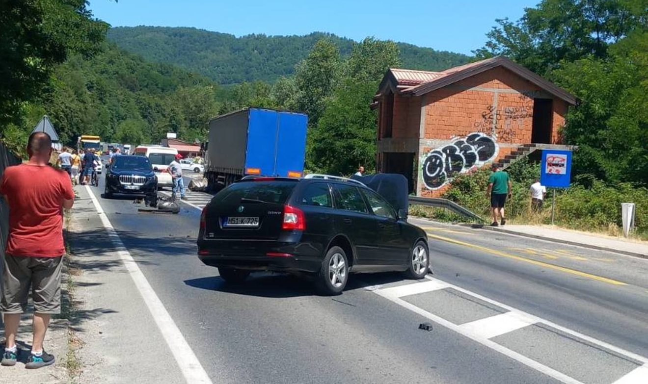 Udes kod Begovog Hana: Sudar dva putnička i jednog teretnog vozila, jedna osoba povrijeđena ...