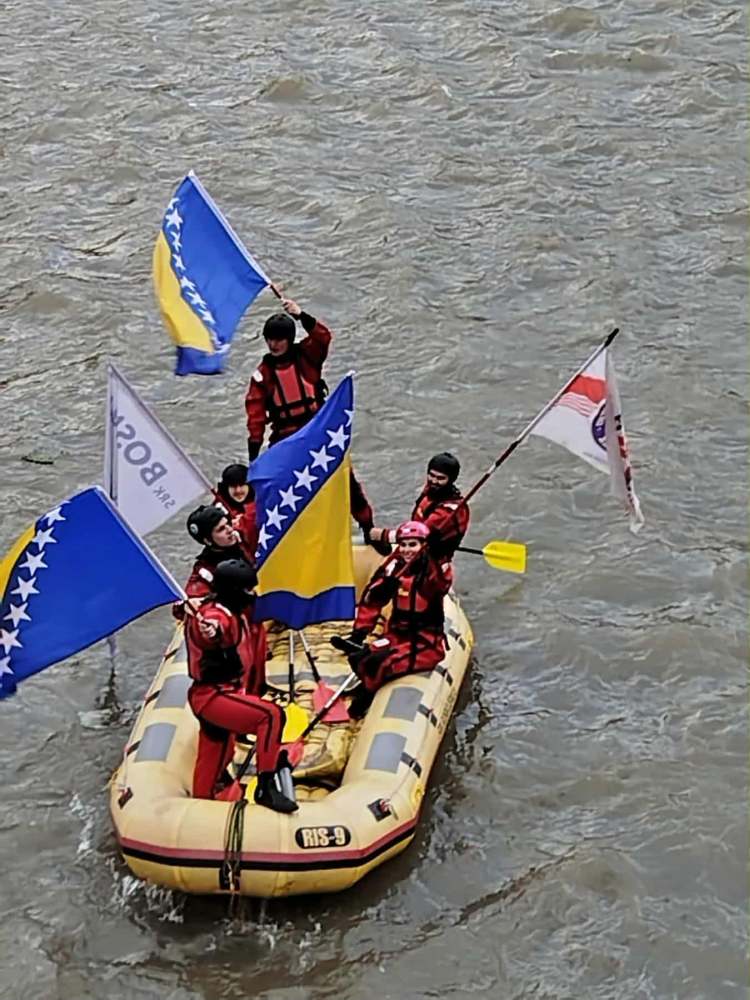 FOTO: Rafteri Rafting kluba Bosna i Interventna spasilačka služba ...