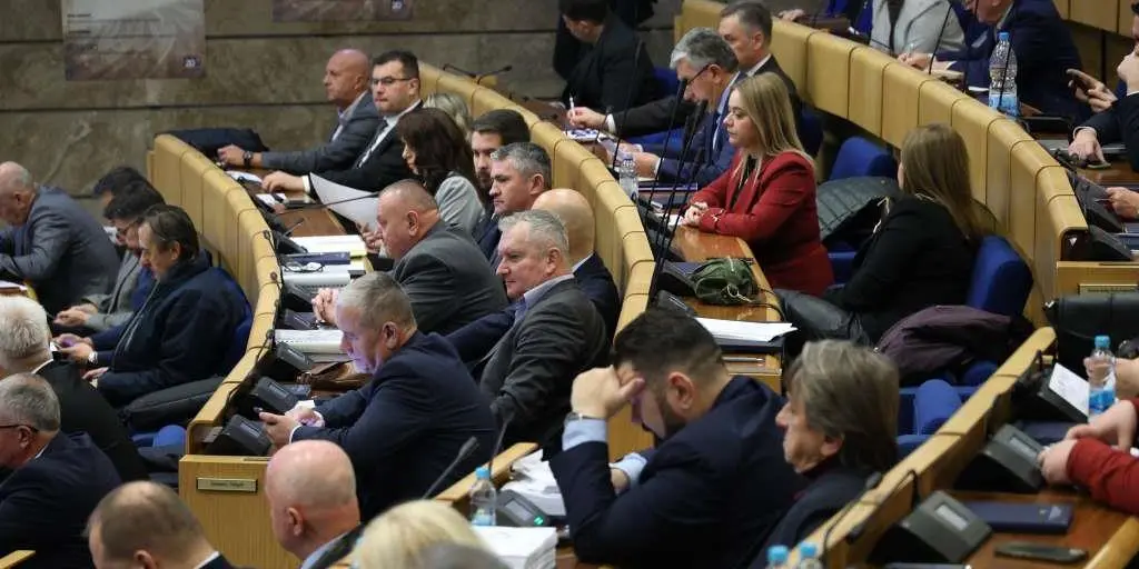 f2f55c3e-3d40-47ad-8c70-7d715e488e83parlament (2) - Zenicablog